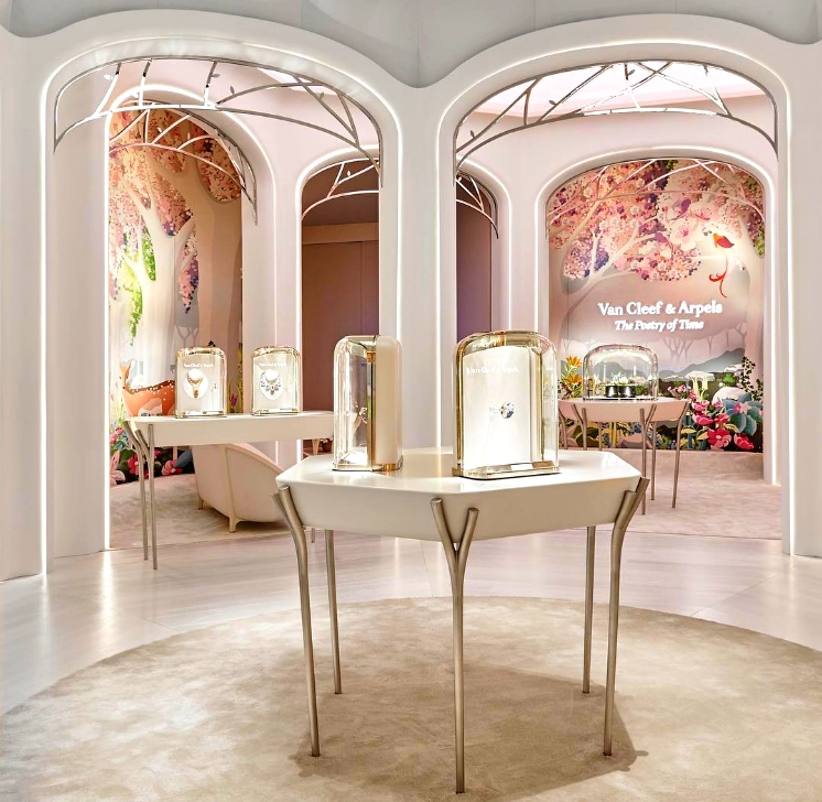 Van Cleef & Arpels presents its first Extraordinary Object - The ...